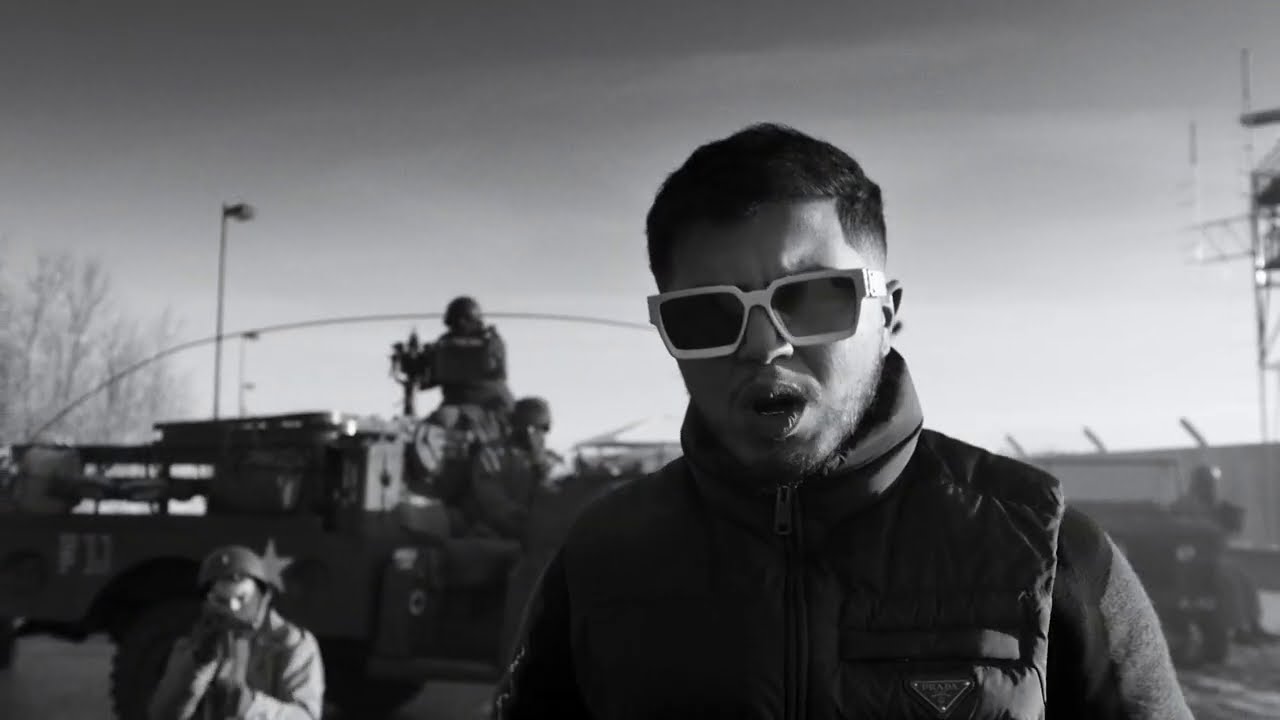 Hamza : le rappeur remet ses lunettes banches pour 140 BPM 2